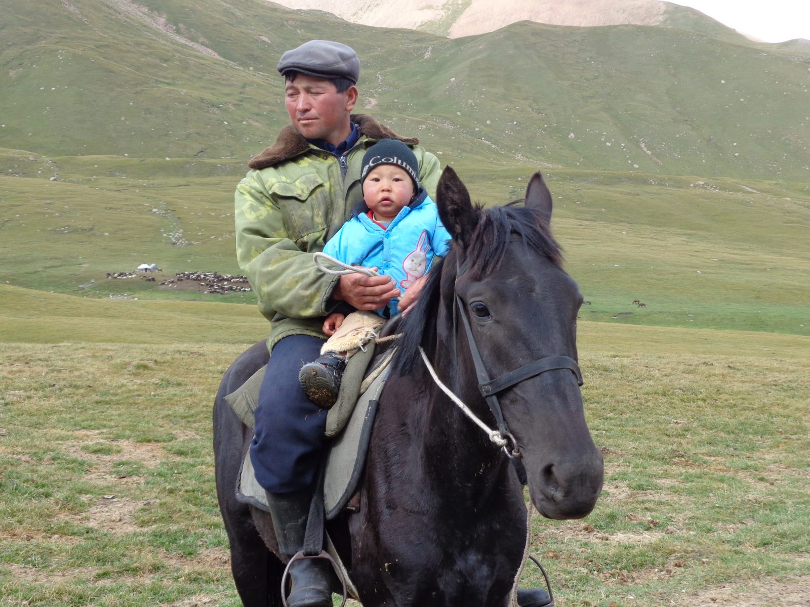 La chevauchée fantastique dans les montagnes kirghizes – Yanna Byls